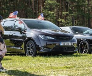 Violet Chrysler Pacifica 2018 in Varena, with an engine capacity of 3.60 L and mileage of 234 thousand km for 15999 €, photo 3 on AUTOMOTO.COM.LV