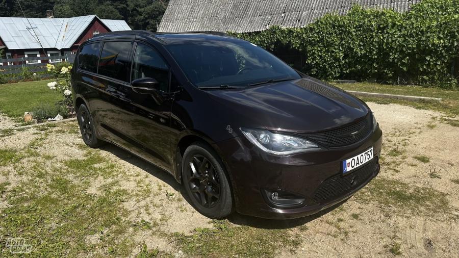 Violet Chrysler Pacifica 2018 in Varena, with an engine capacity of 3.60 L and mileage of 234 thousand km for 15999 €, photo 5 on AUTOMOTO.COM.LV