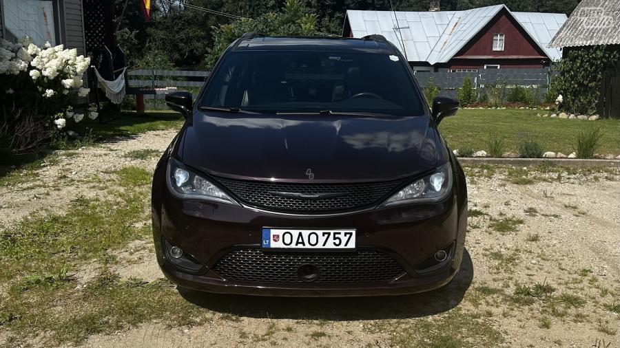 Violet Chrysler Pacifica 2018 in Varena, with an engine capacity of 3.60 L and mileage of 234 thousand km for 15999 €, photo 6 on AUTOMOTO.COM.LV