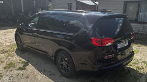 Violet Chrysler Pacifica 2018 in Varena, with an engine capacity of 3.60 L and mileage of 234 thousand km for 15999 €, photo 8 on AUTOMOTO.COM.LV