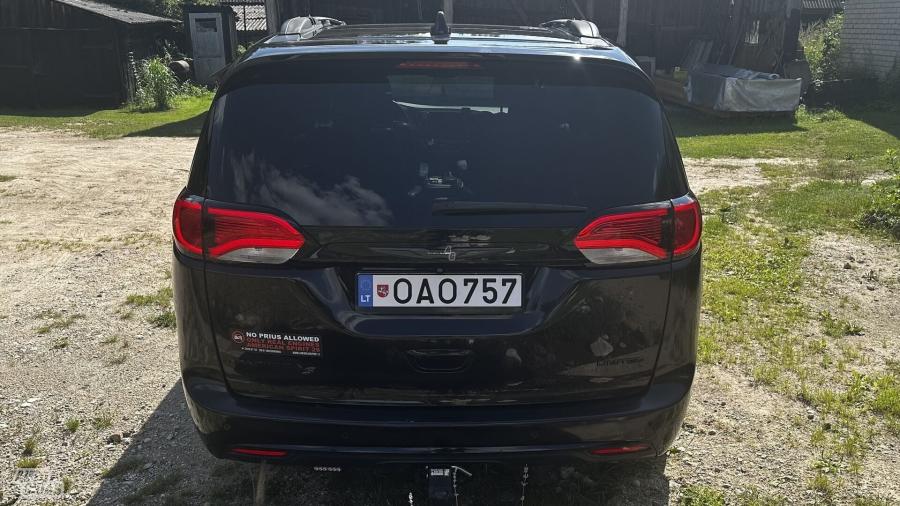 Violet Chrysler Pacifica 2018 in Varena, with an engine capacity of 3.60 L and mileage of 234 thousand km for 15999 €, photo 9 on AUTOMOTO.COM.LV