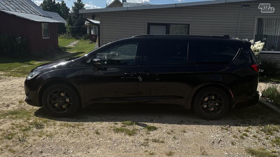 Violet Chrysler Pacifica 2018 in Varena, with an engine capacity of 3.60 L and mileage of 234 thousand km for 15999 €, photo 10 on AUTOMOTO.COM.LV