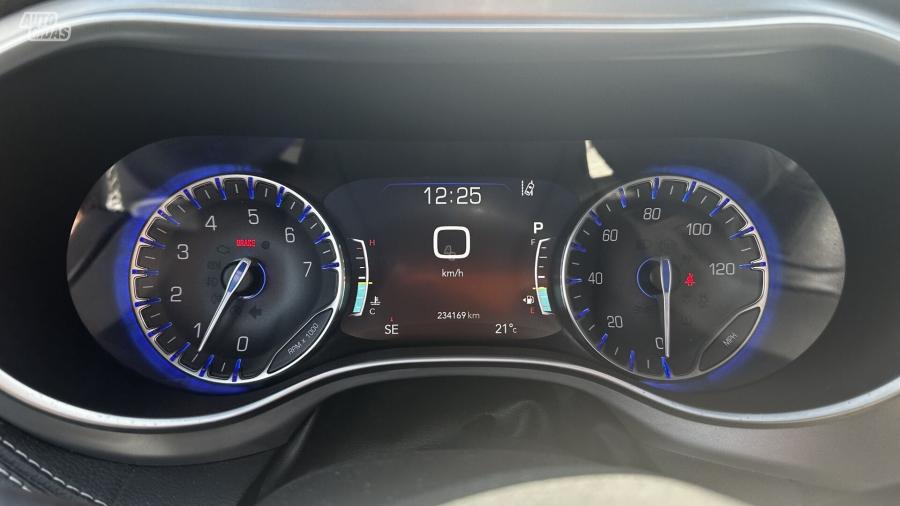 Violet Chrysler Pacifica 2018 in Varena, with an engine capacity of 3.60 L and mileage of 234 thousand km for 15999 €, photo 13 on AUTOMOTO.COM.LV