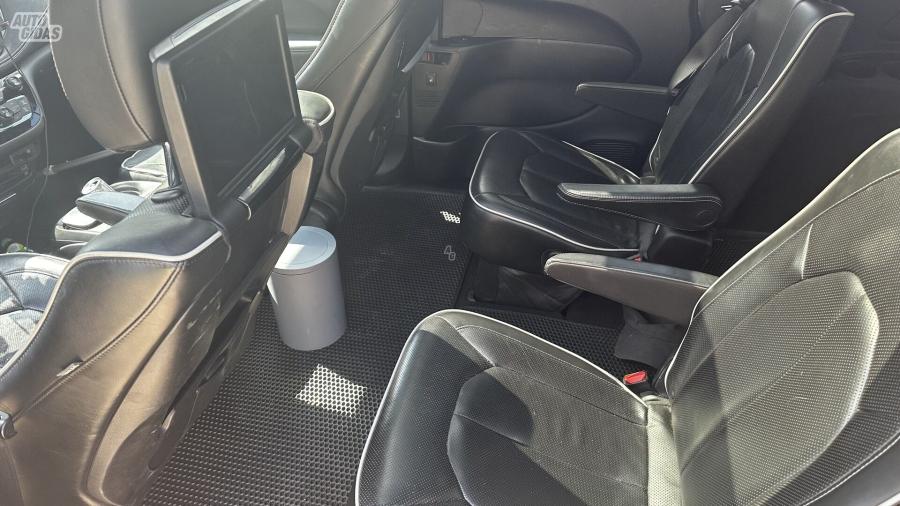 Violet Chrysler Pacifica 2018 in Varena, with an engine capacity of 3.60 L and mileage of 234 thousand km for 15999 €, photo 15 on AUTOMOTO.COM.LV