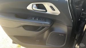 Violet Chrysler Pacifica 2018 in Varena, with an engine capacity of 3.60 L and mileage of 234 thousand km for 15999 €, photo 18 on AUTOMOTO.COM.LV