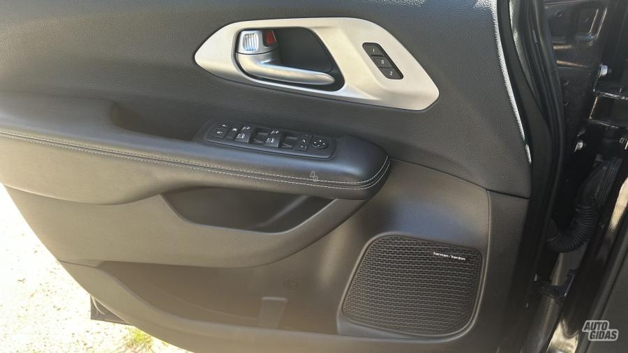 Violet Chrysler Pacifica 2018 in Varena, with an engine capacity of 3.60 L and mileage of 234 thousand km for 15999 €, photo 18 on AUTOMOTO.COM.LV