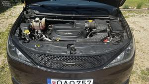 Violet Chrysler Pacifica 2018 in Varena, with an engine capacity of 3.60 L and mileage of 234 thousand km for 15999 €, photo 22 on AUTOMOTO.COM.LV