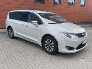 White Chrysler Pacifica 2020 in Utena, with an engine capacity of 3.60 L and mileage of 196 thousand km for 18730 €, photo  on AUTOMOTO.COM.LV