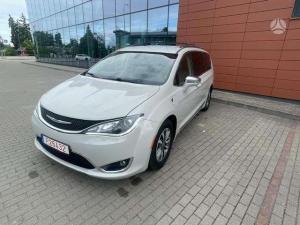 White Chrysler Pacifica 2020 in Utena, with an engine capacity of 3.60 L and mileage of 196 thousand km for 18730 €, photo 3 on AUTOMOTO.COM.LV