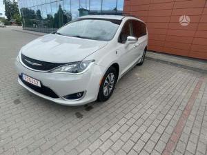 White Chrysler Pacifica 2020 in Utena, with an engine capacity of 3.60 L and mileage of 196 thousand km for 18730 €, photo 4 on AUTOMOTO.COM.LV