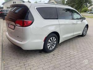 White Chrysler Pacifica 2020 in Utena, with an engine capacity of 3.60 L and mileage of 196 thousand km for 18730 €, photo 5 on AUTOMOTO.COM.LV