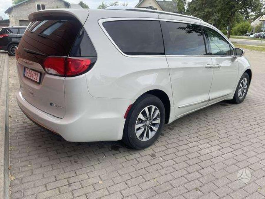 White Chrysler Pacifica 2020 in Utena, with an engine capacity of 3.60 L and mileage of 196 thousand km for 18730 €, photo 5 on AUTOMOTO.COM.LV