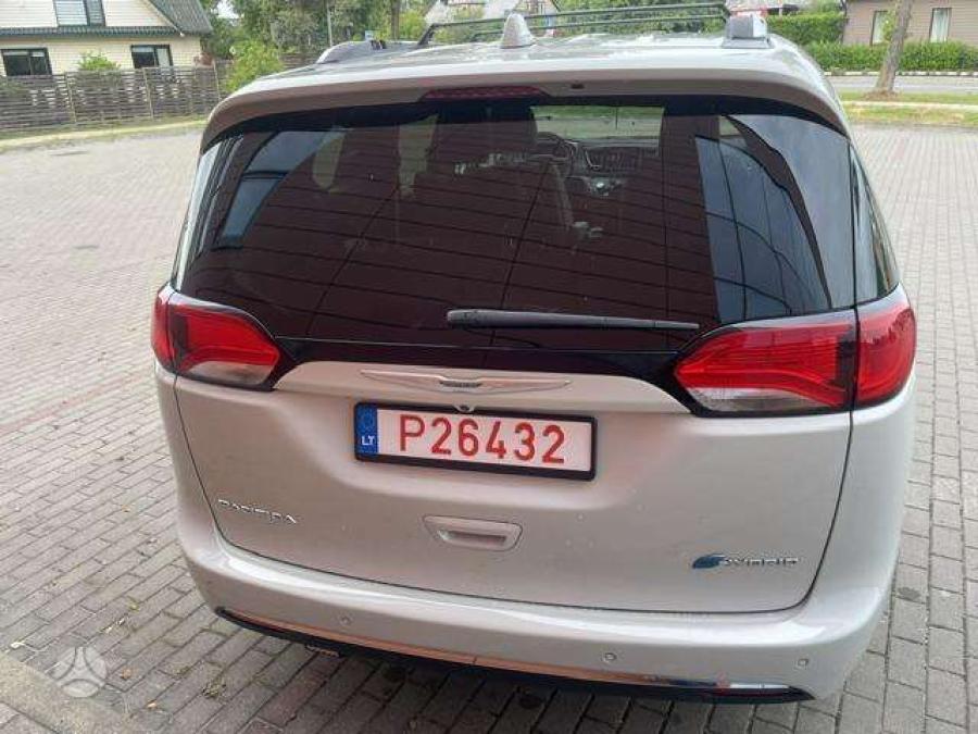 White Chrysler Pacifica 2020 in Utena, with an engine capacity of 3.60 L and mileage of 196 thousand km for 18730 €, photo 6 on AUTOMOTO.COM.LV