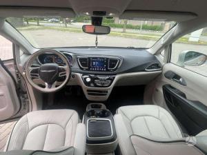 White Chrysler Pacifica 2020 in Utena, with an engine capacity of 3.60 L and mileage of 196 thousand km for 18730 €, photo 7 on AUTOMOTO.COM.LV