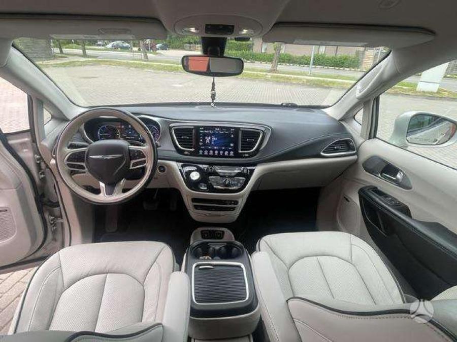 White Chrysler Pacifica 2020 in Utena, with an engine capacity of 3.60 L and mileage of 196 thousand km for 18730 €, photo 7 on AUTOMOTO.COM.LV