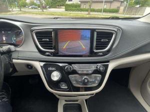 White Chrysler Pacifica 2020 in Utena, with an engine capacity of 3.60 L and mileage of 196 thousand km for 18730 €, photo 9 on AUTOMOTO.COM.LV