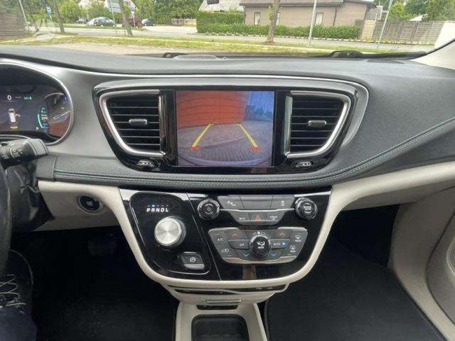 White Chrysler Pacifica 2020 in Utena, with an engine capacity of 3.60 L and mileage of 196 thousand km for 18730 €, photo 9 on AUTOMOTO.COM.LV