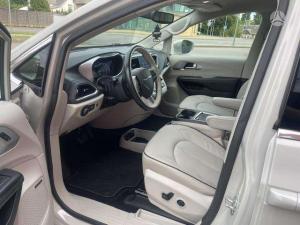 White Chrysler Pacifica 2020 in Utena, with an engine capacity of 3.60 L and mileage of 196 thousand km for 18730 €, photo 10 on AUTOMOTO.COM.LV