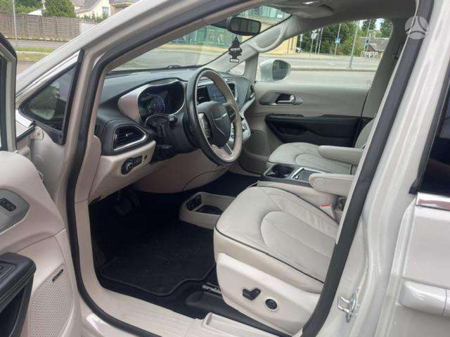 White Chrysler Pacifica 2020 in Utena, with an engine capacity of 3.60 L and mileage of 196 thousand km for 18730 €, photo 10 on AUTOMOTO.COM.LV