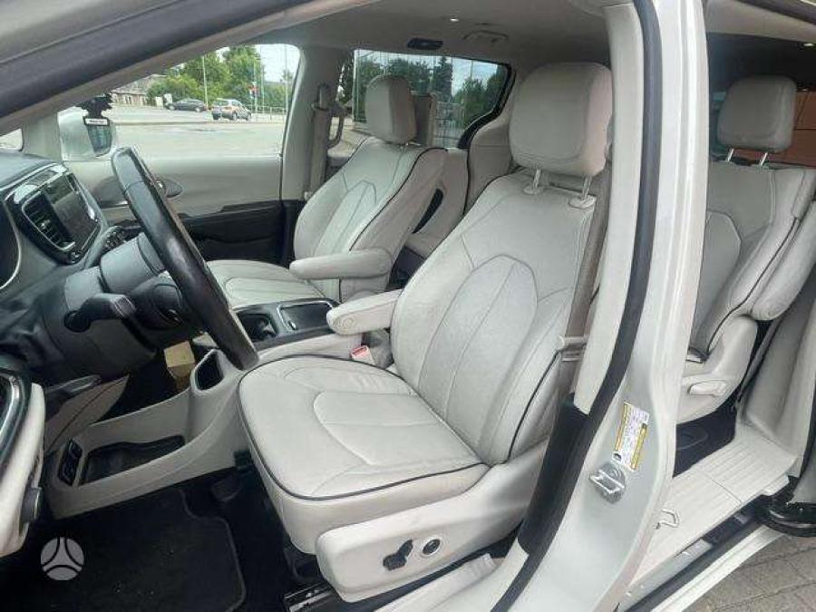 White Chrysler Pacifica 2020 in Utena, with an engine capacity of 3.60 L and mileage of 196 thousand km for 18730 €, photo 11 on AUTOMOTO.COM.LV
