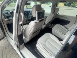 White Chrysler Pacifica 2020 in Utena, with an engine capacity of 3.60 L and mileage of 196 thousand km for 18730 €, photo 12 on AUTOMOTO.COM.LV