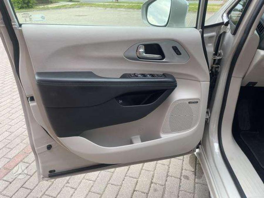 White Chrysler Pacifica 2020 in Utena, with an engine capacity of 3.60 L and mileage of 196 thousand km for 18730 €, photo 14 on AUTOMOTO.COM.LV
