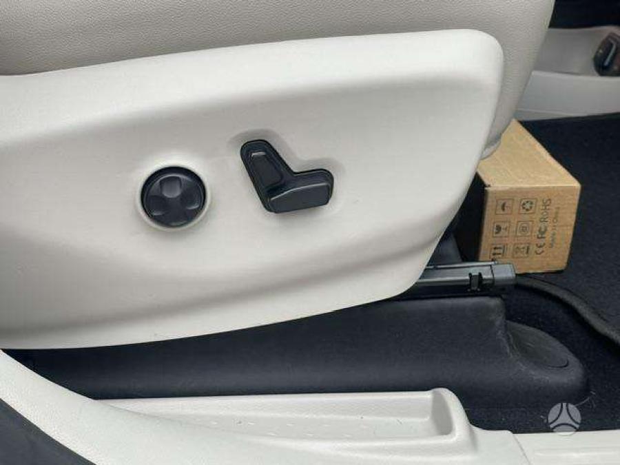 White Chrysler Pacifica 2020 in Utena, with an engine capacity of 3.60 L and mileage of 196 thousand km for 18730 €, photo 17 on AUTOMOTO.COM.LV