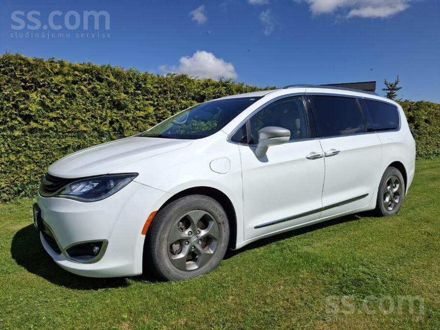 Balts Chrysler Pacifica 2018 Tallina, ar dzinēja tilpumu 3.60 L un nobraukumu 80 tūkst. km par 24999 €, foto 1 vietnē AUTOMOTO.COM.LV