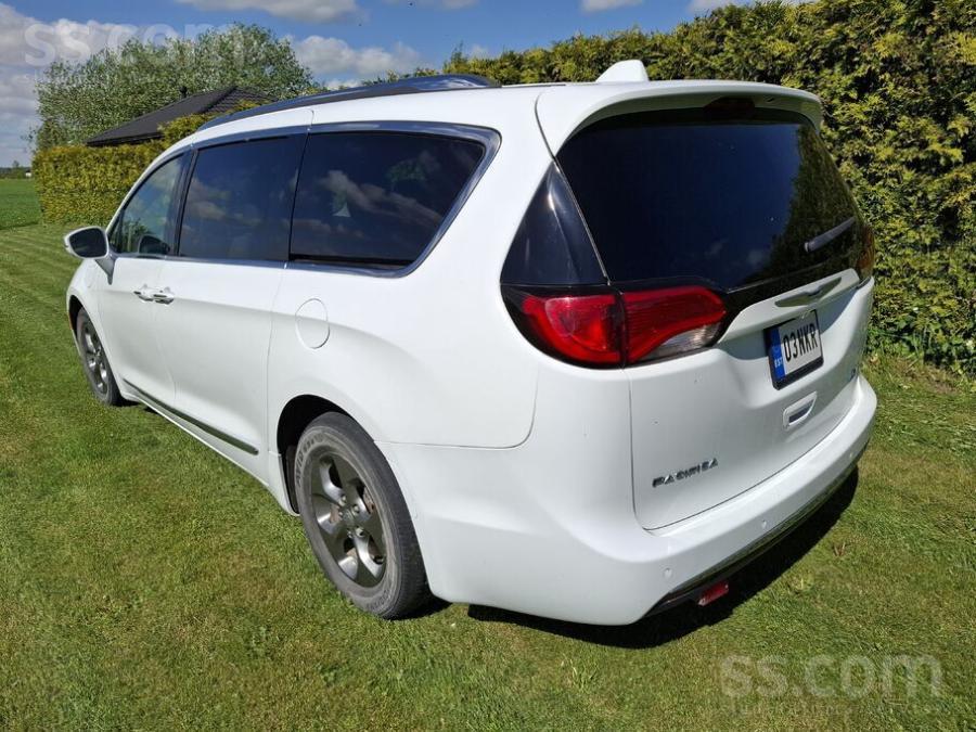Balts Chrysler Pacifica 2018 Tallina, ar dzinēja tilpumu 3.60 L un nobraukumu 80 tūkst. km par 24999 €, foto 4 vietnē AUTOMOTO.COM.LV