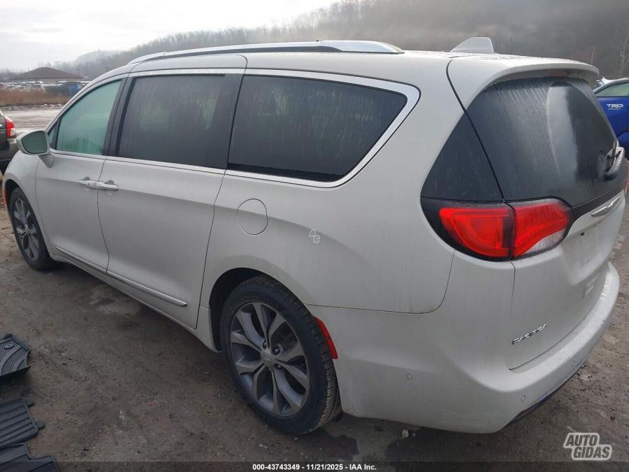 White Chrysler Pacifica 2017 in Druskininkai, with an engine capacity of 3.60 L and mileage of 217 thousand km for 11500 €, photo 3 on AUTOMOTO.COM.LV