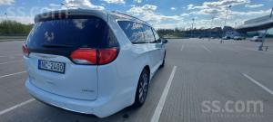 White Chrysler Pacifica 2017 in Rezekne, with an engine capacity of 3.60 L and mileage of 184 thousand km for 22000 €, photo 3 on AUTOMOTO.COM.LV