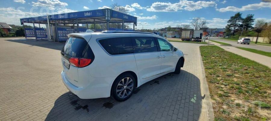 White Chrysler Pacifica 2017 in Rezekne, with an engine capacity of 3.60 L and mileage of 184 thousand km for 22000 €, photo 6 on AUTOMOTO.COM.LV