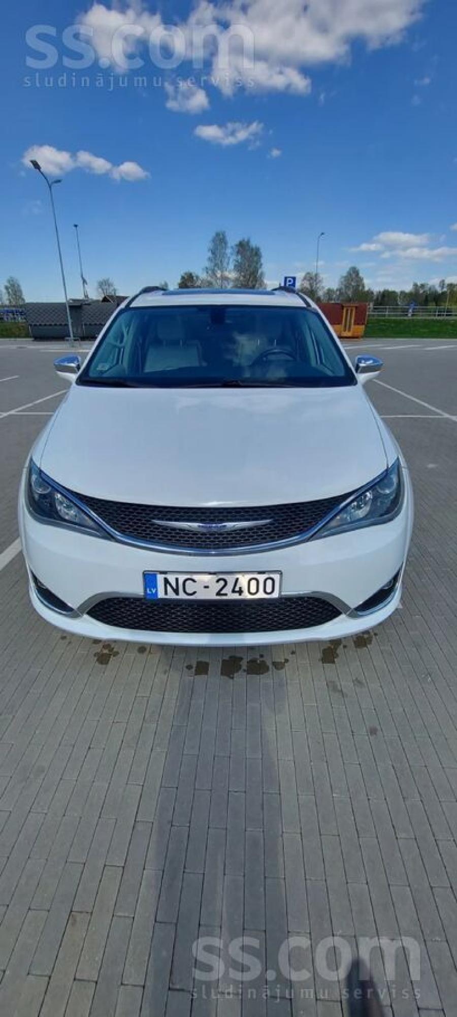 White Chrysler Pacifica 2017 in Rezekne, with an engine capacity of 3.60 L and mileage of 184 thousand km for 22000 €, photo 7 on AUTOMOTO.COM.LV