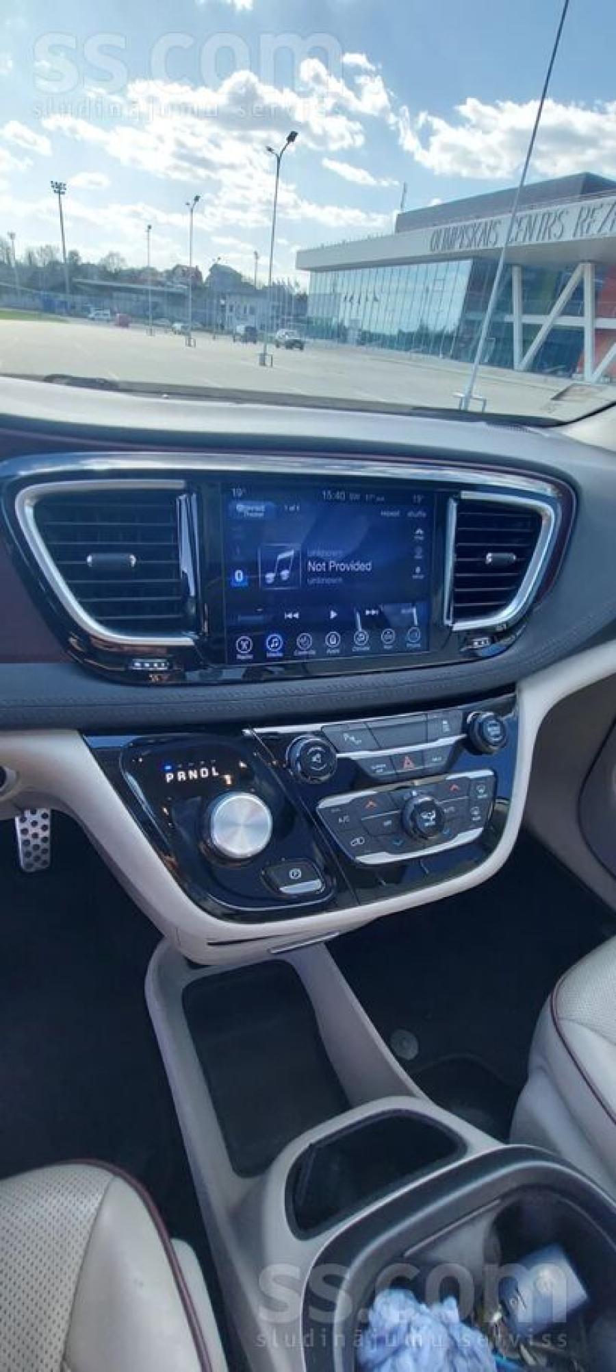 White Chrysler Pacifica 2017 in Rezekne, with an engine capacity of 3.60 L and mileage of 184 thousand km for 22000 €, photo 11 on AUTOMOTO.COM.LV