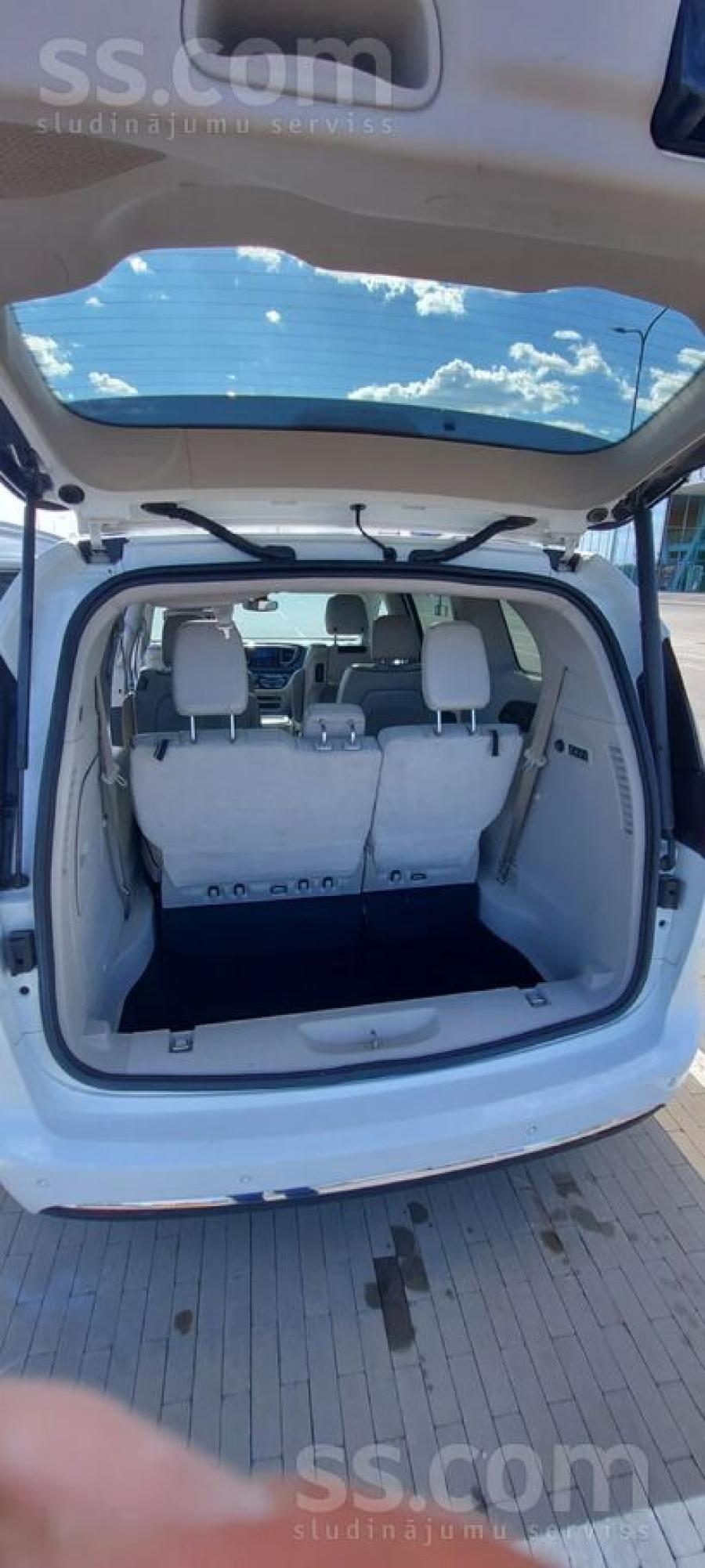 White Chrysler Pacifica 2017 in Rezekne, with an engine capacity of 3.60 L and mileage of 184 thousand km for 22000 €, photo 12 on AUTOMOTO.COM.LV