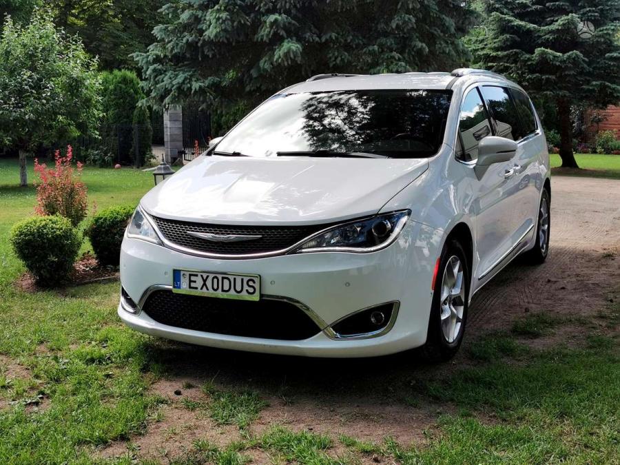 White Chrysler Pacifica 2017 in Siauliai, with an engine capacity of 3.60 L and mileage of 190 thousand km for 14999 €, photo 1 on AUTOMOTO.COM.LV