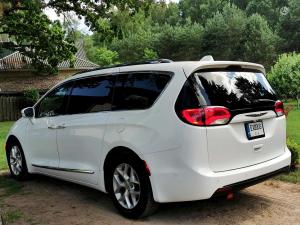 White Chrysler Pacifica 2017 in Siauliai, with an engine capacity of 3.60 L and mileage of 190 thousand km for 14999 €, photo 3 on AUTOMOTO.COM.LV