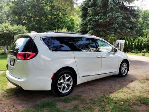 White Chrysler Pacifica 2017 in Siauliai, with an engine capacity of 3.60 L and mileage of 190 thousand km for 14999 €, photo 5 on AUTOMOTO.COM.LV