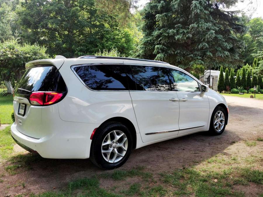 White Chrysler Pacifica 2017 in Siauliai, with an engine capacity of 3.60 L and mileage of 190 thousand km for 14999 €, photo 5 on AUTOMOTO.COM.LV