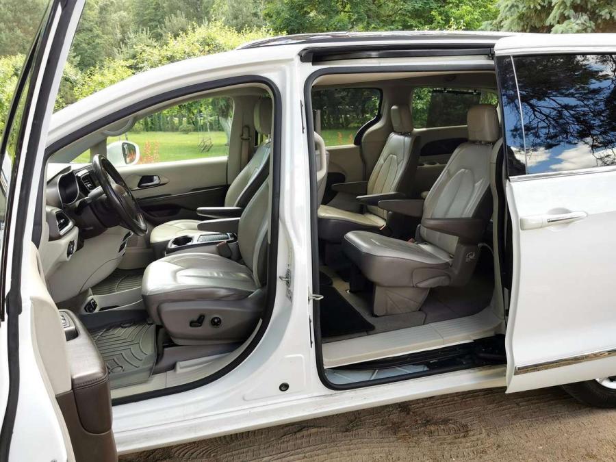White Chrysler Pacifica 2017 in Siauliai, with an engine capacity of 3.60 L and mileage of 190 thousand km for 14999 €, photo 6 on AUTOMOTO.COM.LV