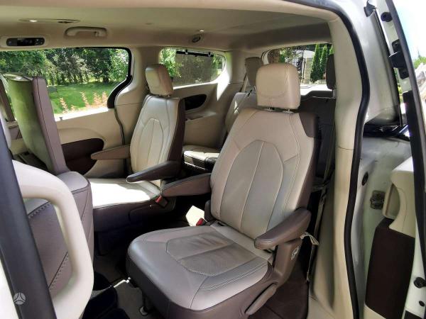 White Chrysler Pacifica 2017 in Siauliai, with an engine capacity of 3.60 L and mileage of 190 thousand km for 14999 €, photo 10 on AUTOMOTO.COM.LV