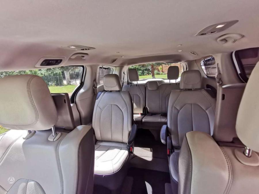 White Chrysler Pacifica 2017 in Siauliai, with an engine capacity of 3.60 L and mileage of 190 thousand km for 14999 €, photo 13 on AUTOMOTO.COM.LV