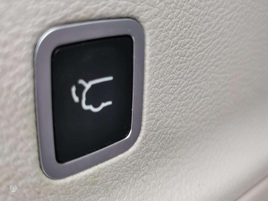 White Chrysler Pacifica 2017 in Siauliai, with an engine capacity of 3.60 L and mileage of 190 thousand km for 14999 €, photo 15 on AUTOMOTO.COM.LV