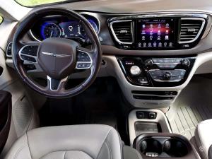 White Chrysler Pacifica 2017 in Siauliai, with an engine capacity of 3.60 L and mileage of 190 thousand km for 14999 €, photo 16 on AUTOMOTO.COM.LV