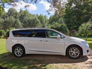 White Chrysler Pacifica 2017 in Siauliai, with an engine capacity of 3.60 L and mileage of 190 thousand km for 14999 €, photo 23 on AUTOMOTO.COM.LV