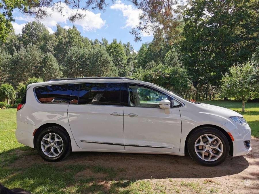 White Chrysler Pacifica 2017 in Siauliai, with an engine capacity of 3.60 L and mileage of 190 thousand km for 14999 €, photo 23 on AUTOMOTO.COM.LV