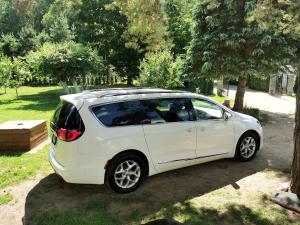 White Chrysler Pacifica 2017 in Siauliai, with an engine capacity of 3.60 L and mileage of 190 thousand km for 14999 €, photo 29 on AUTOMOTO.COM.LV
