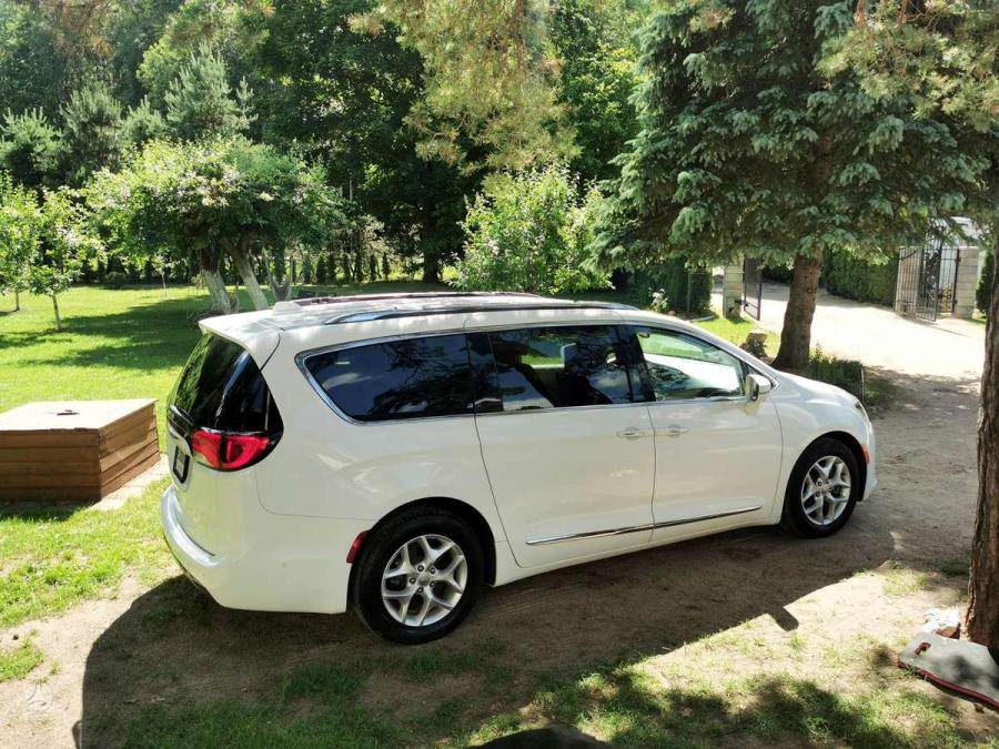 White Chrysler Pacifica 2017 in Siauliai, with an engine capacity of 3.60 L and mileage of 190 thousand km for 14999 €, photo 29 on AUTOMOTO.COM.LV