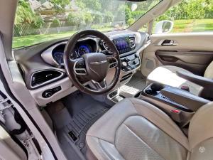 White Chrysler Pacifica 2017 in Siauliai, with an engine capacity of 3.60 L and mileage of 190 thousand km for 14999 €, photo 32 on AUTOMOTO.COM.LV
