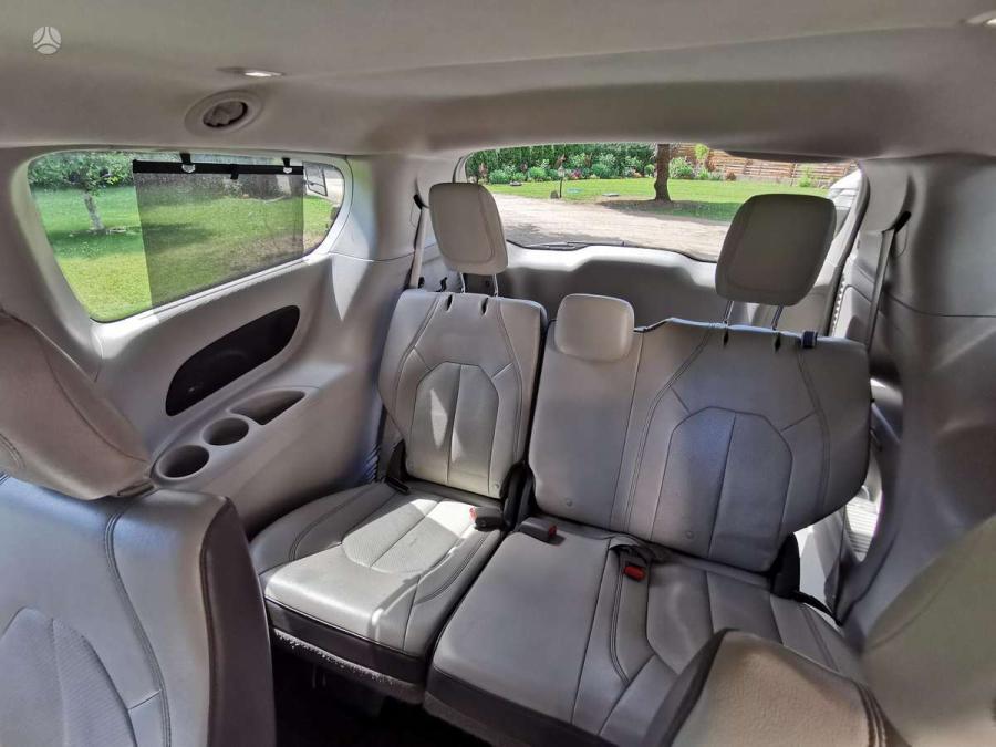 White Chrysler Pacifica 2017 in Siauliai, with an engine capacity of 3.60 L and mileage of 190 thousand km for 14999 €, photo 33 on AUTOMOTO.COM.LV